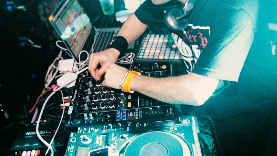 Good DJs vs. Great DJs: What’s the Difference?