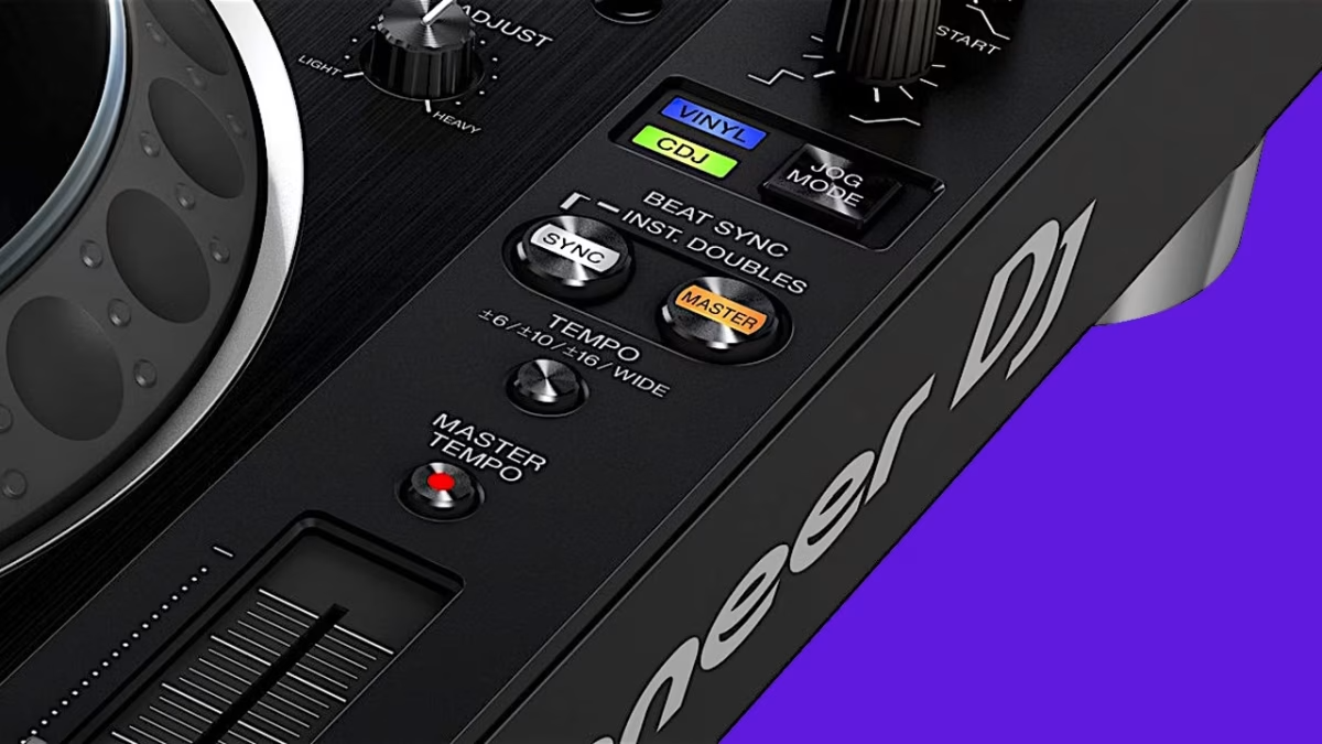 Sync vs. Manual Beatmatching: What Pro DJs Really Think