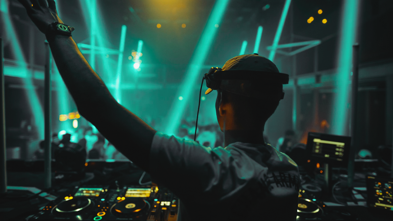 Is Crowd Reading Dead? The Truth About Mainstage Festival Sets vs. Club ...